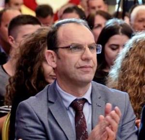 Agim Çaka - Biografia dhe Vlerësimet - Metriku